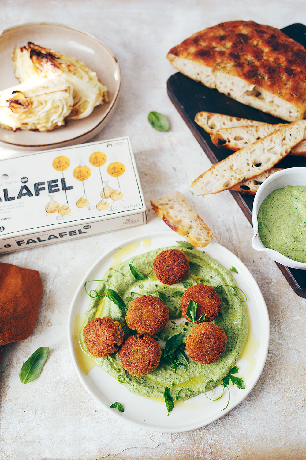 Receita de Falafel com Molho Verde, Couve Grelhada e Focaccia